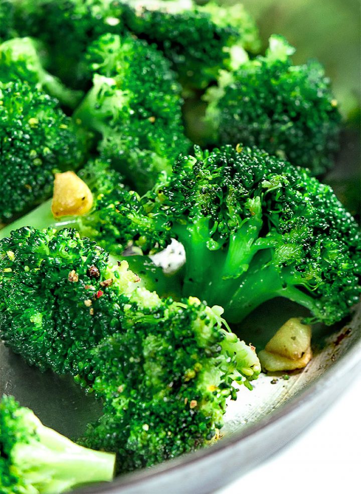 STEAMED BROCCOLI WITH TOASTED GARLIC - Chefjar