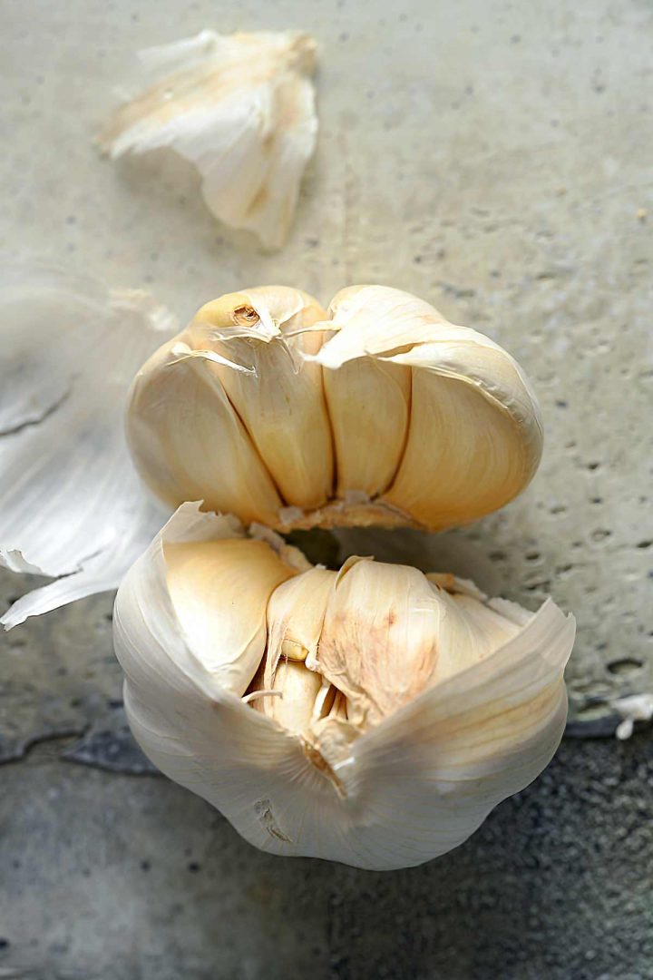 How to Peel Garlic Fast - Chefjar